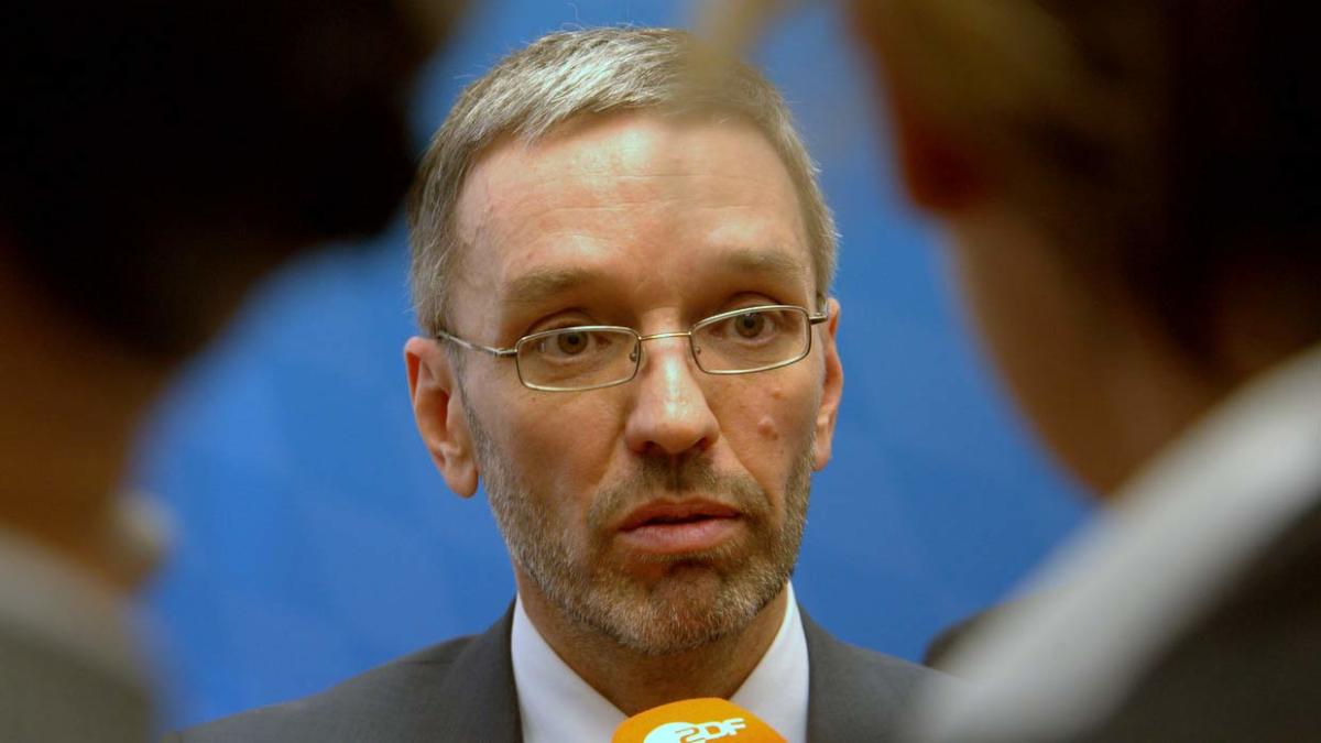 Rechte Mediennetzwerke in Österreich: Debatte und Kabarett in der Böll-Stiftung in Berlin