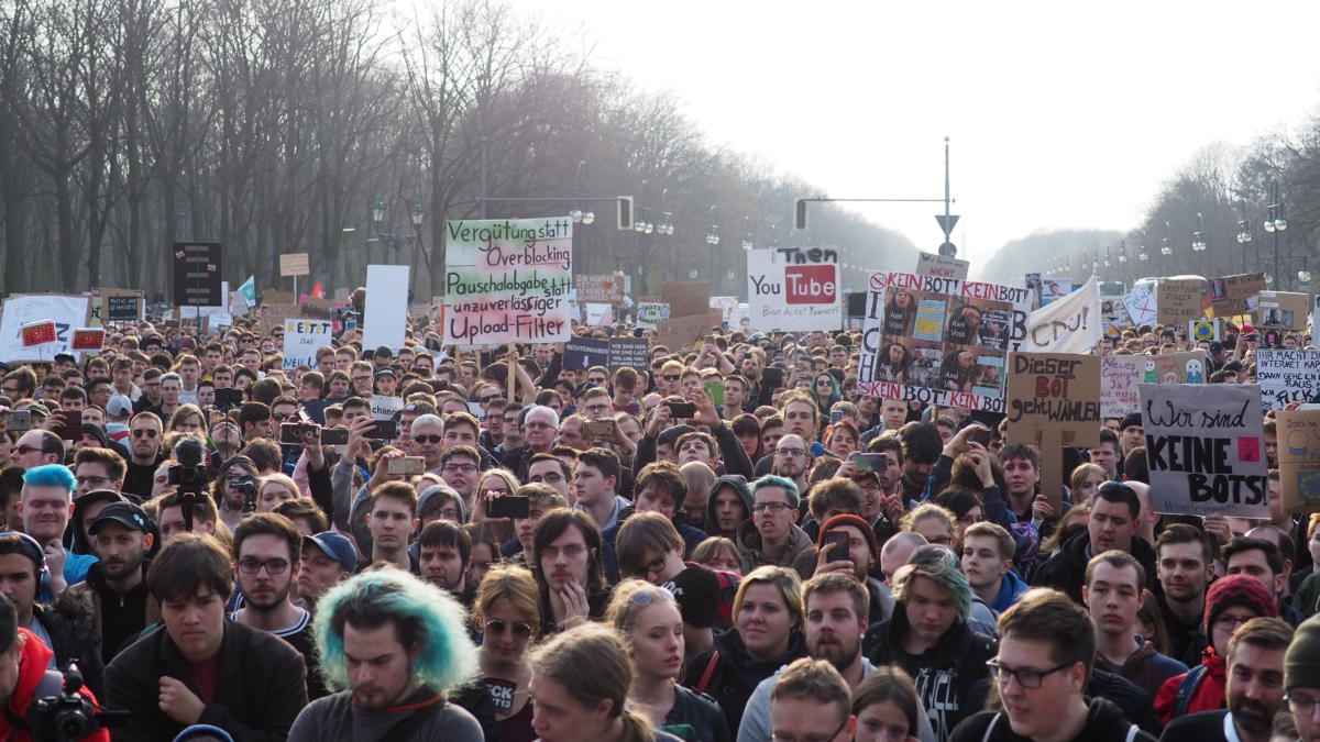 „Gekaufte Demonstranten“: Die Strategie der Autoritären zur ...