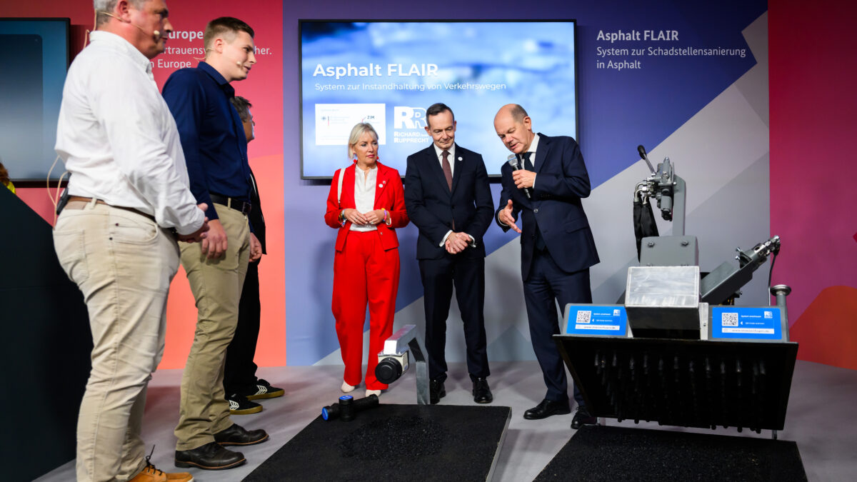 Digitalgipfel: Digitalisierung mit Bleiweste