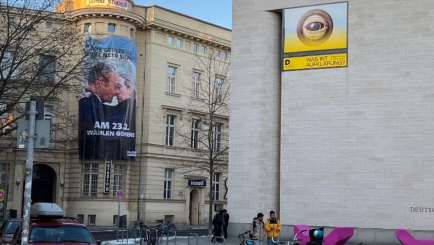 Kunstfreiheit: Berliner Polizei lässt Transparent am Gorki-Theater ...
