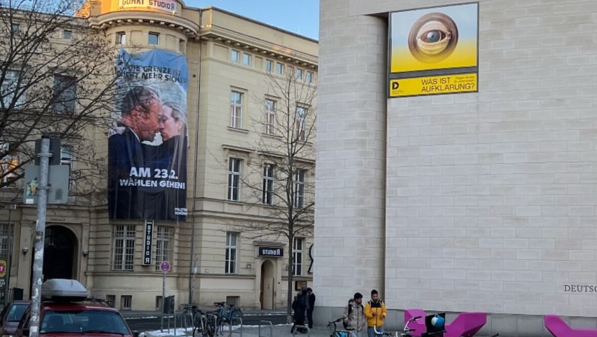 Kunstfreiheit: Berliner Polizei lässt Transparent am Gorki-Theater abhängen